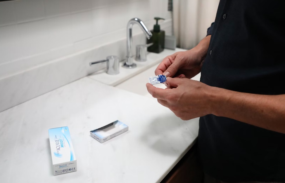 Choose the Right Contact Lenses: Five Tips to Follow - Tekedia